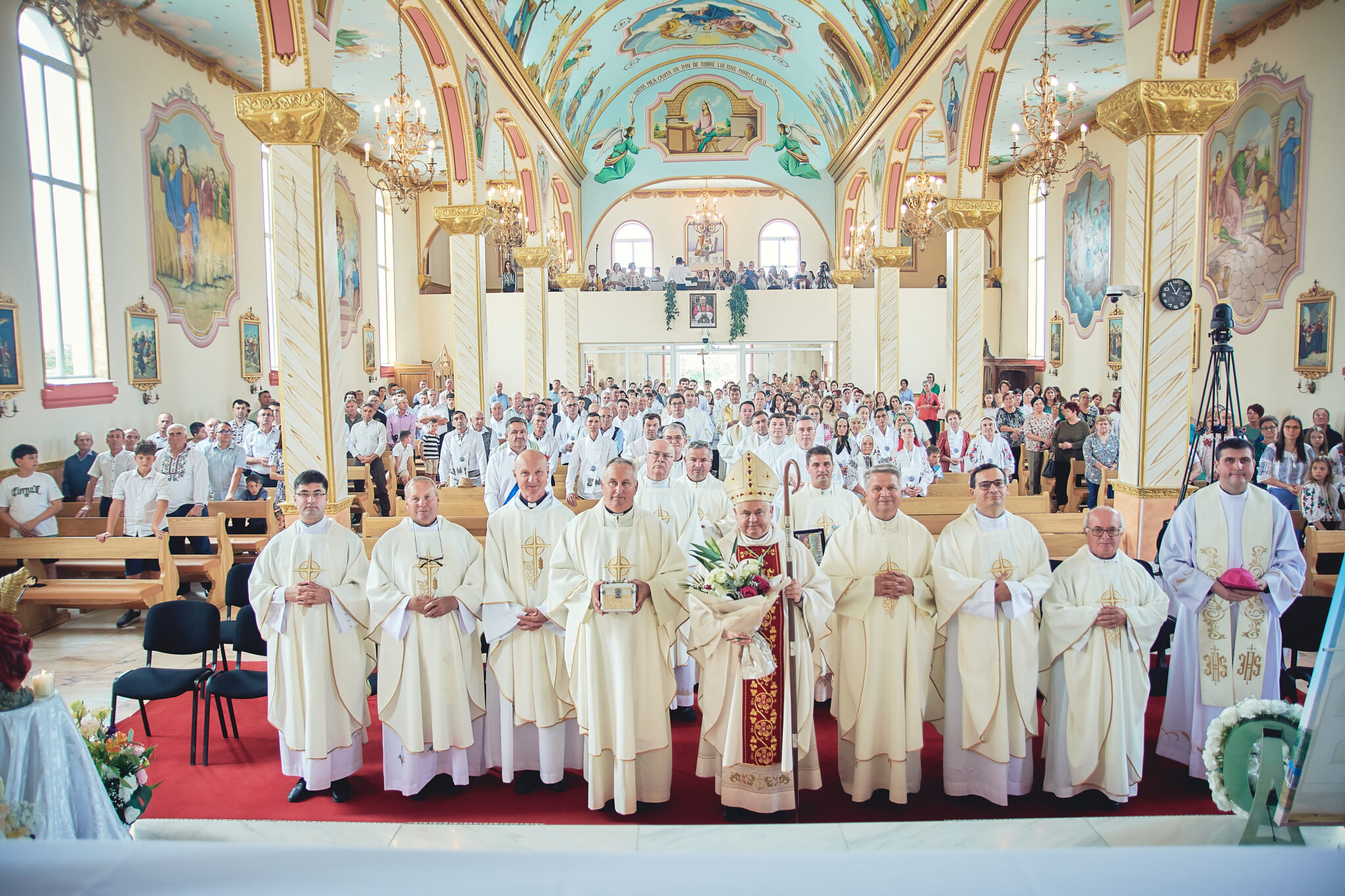 Jubileu de 50 de ani la biserica din Săveni: Altarul a fost consacrat ...
